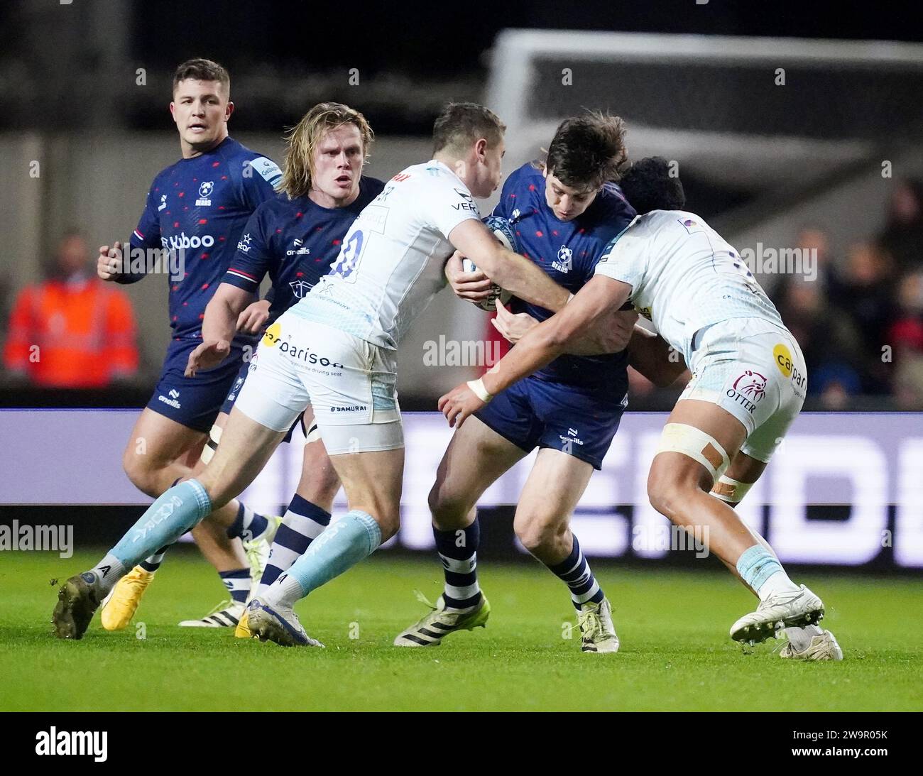 Benhard Janse van Rensburg des Bristol Bears est affronté par Harvey ...