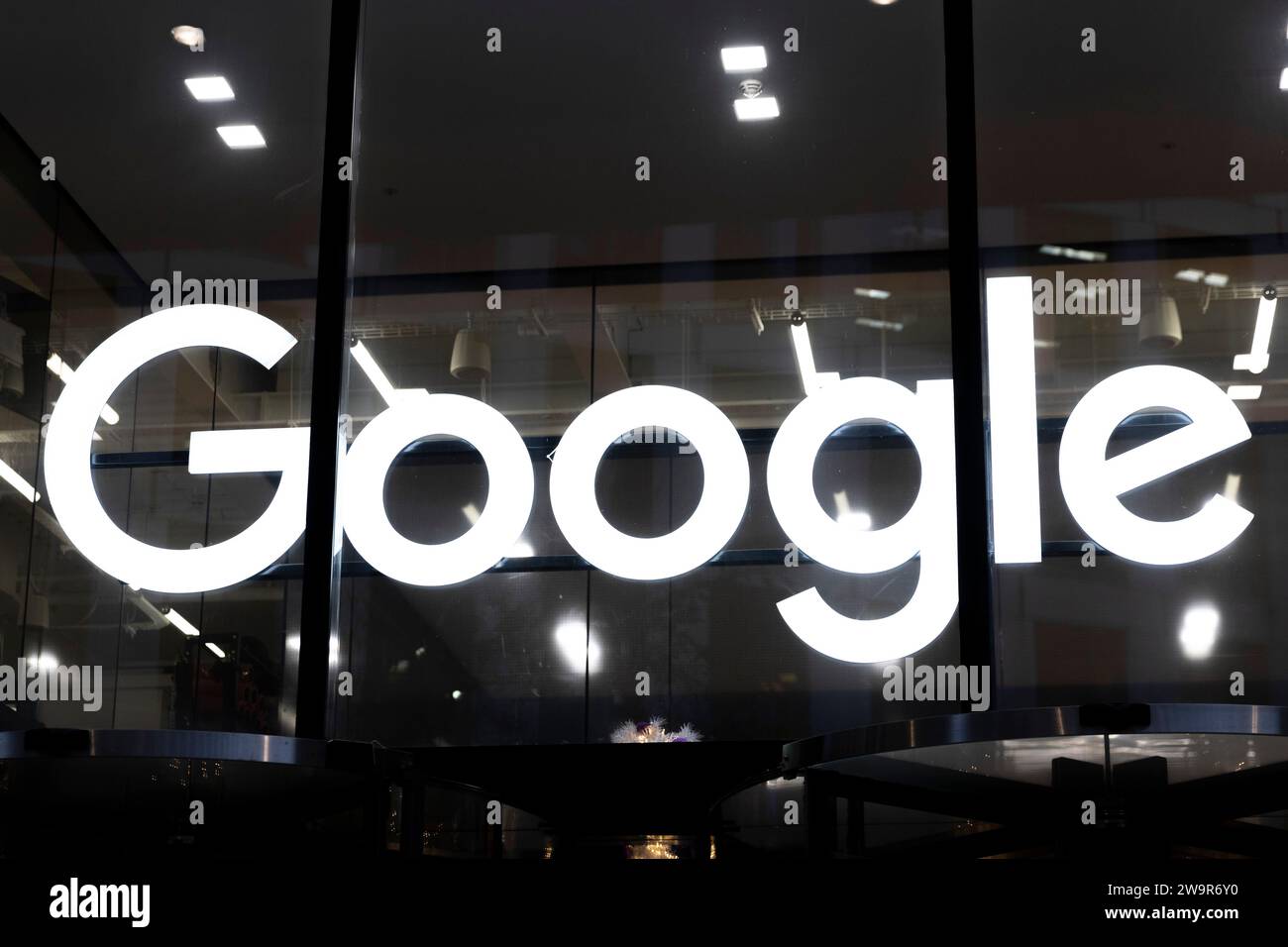 Londres, Royaume-Uni. 24 décembre 2023.le logo Google sur la porte du ...