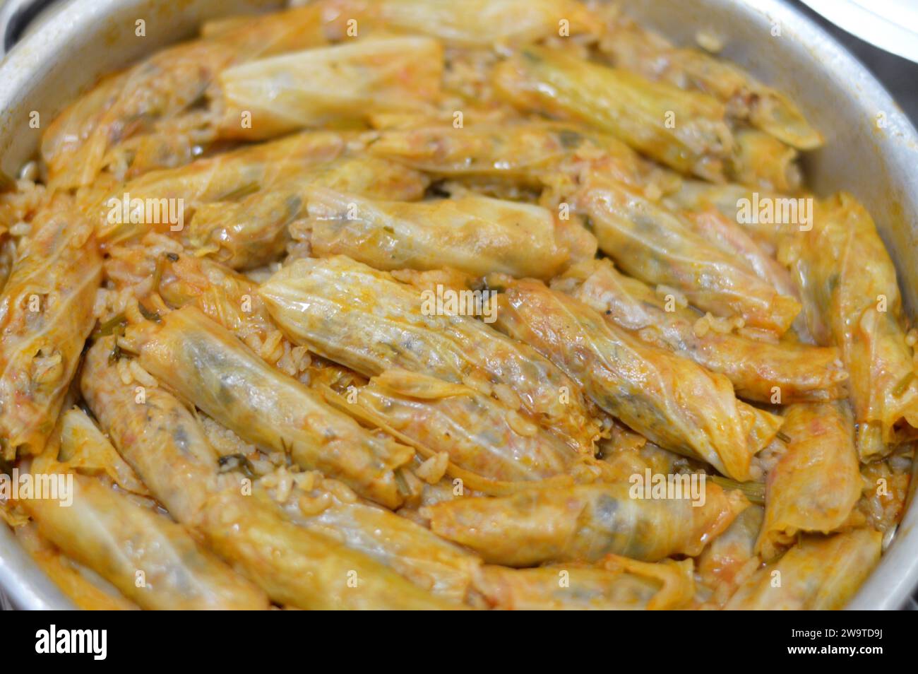 Pile de feuilles de chou fourrées envelopper mahshi égyptien farci et ...