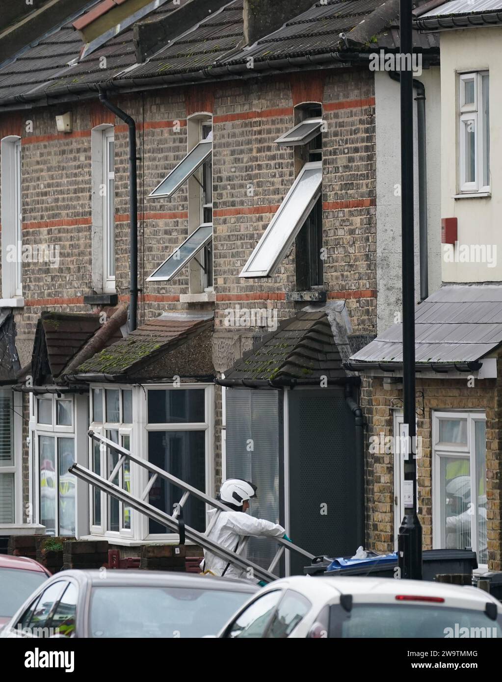 Les enquêteurs des incendies à l'extérieur d'une propriété sur ...