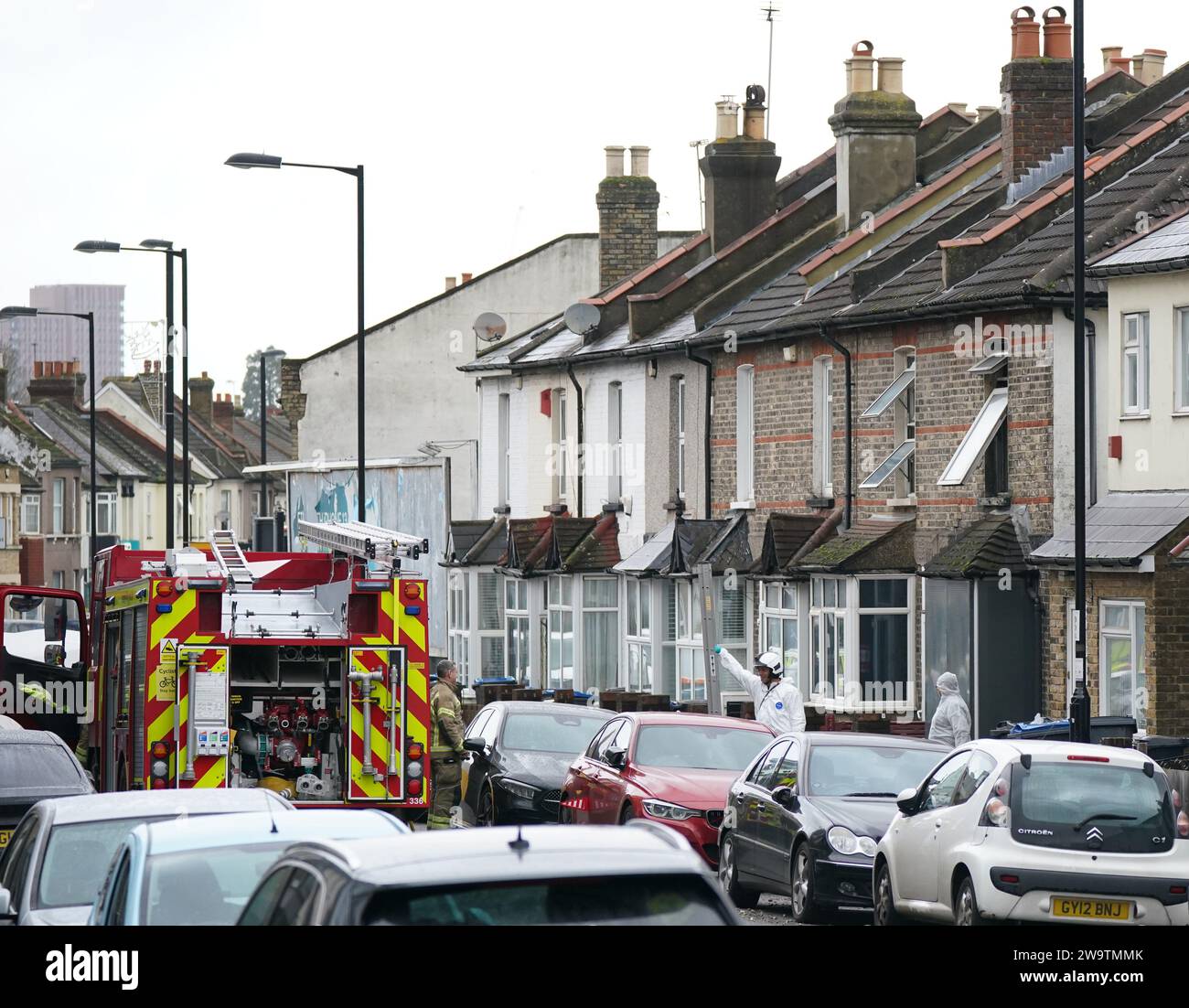 Les enquêteurs des incendies à l'extérieur d'une propriété sur ...