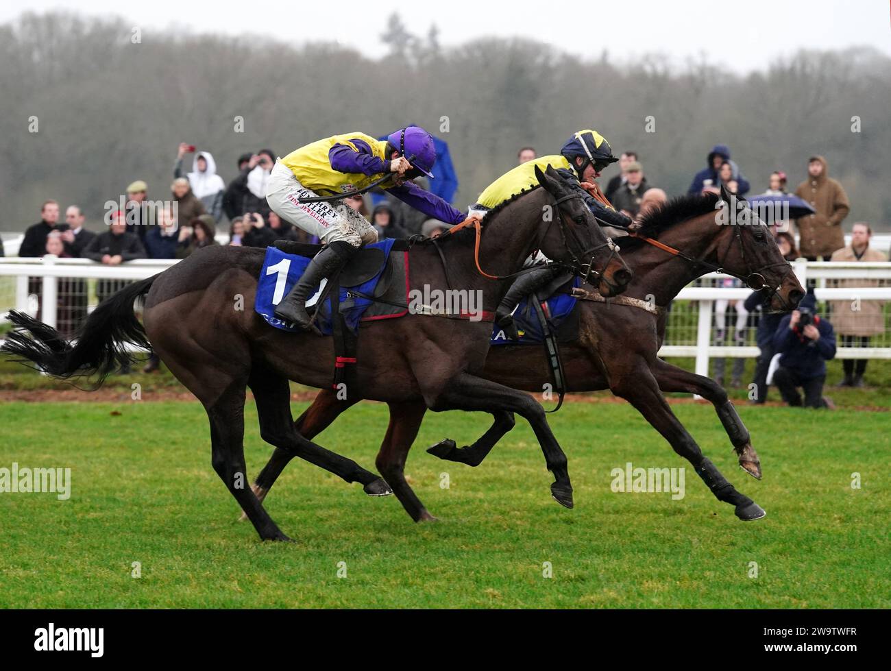 Surrey Quest monté par James Bowen (à droite) remporte le Coral ...