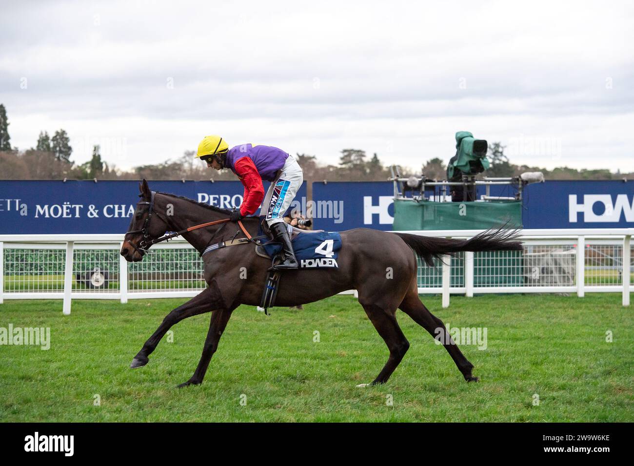 Ascot, Royaume-Uni. 23 décembre 2023. Horse Dashel Drasher monté par le ...