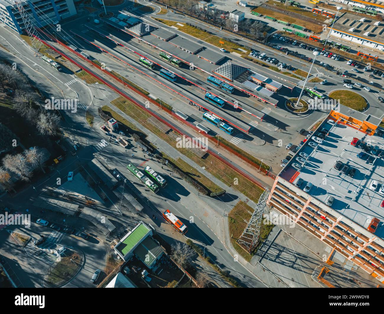 Vue de dessus depuis un drone de la dernière station du métro et de la ...