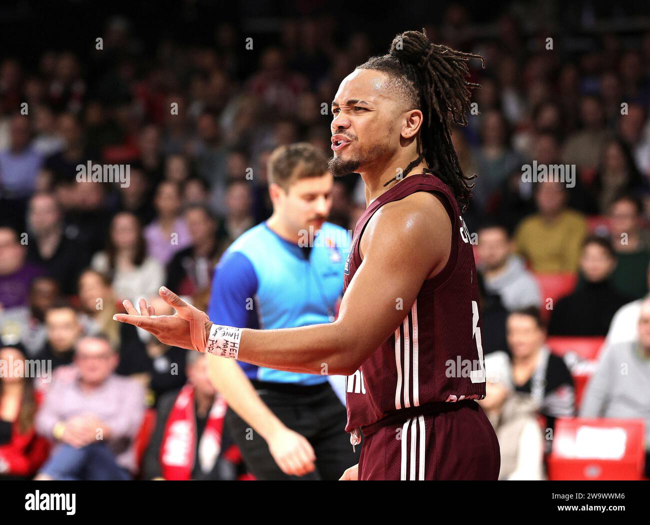 Carsen Edwards (Bayern Basketball, #3) beschwert sich. GER, FC Bayern ...