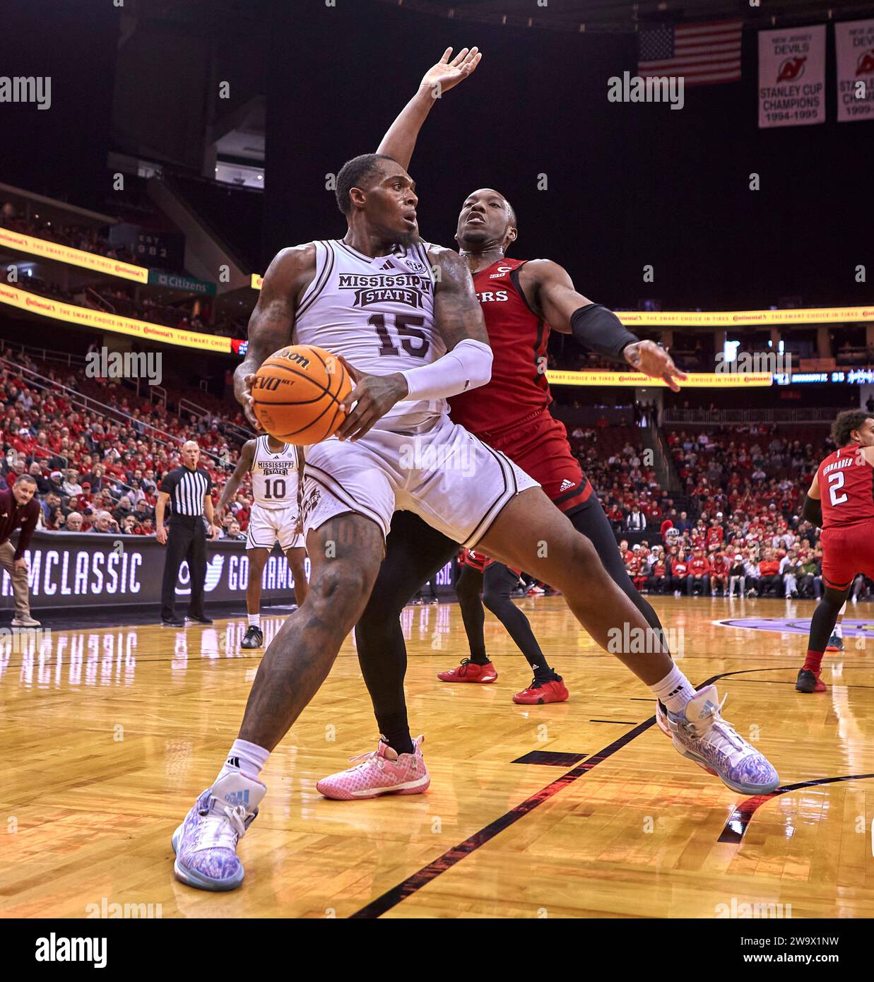 Jimmy Bell Jr. (15 ans) est défendu par l'attaquant des Rutgers Scarlet ...