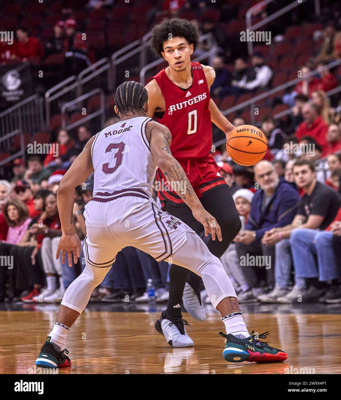 Derek Simpson (0 ans), garde des Rutgers Scarlet Knights, est défendu ...