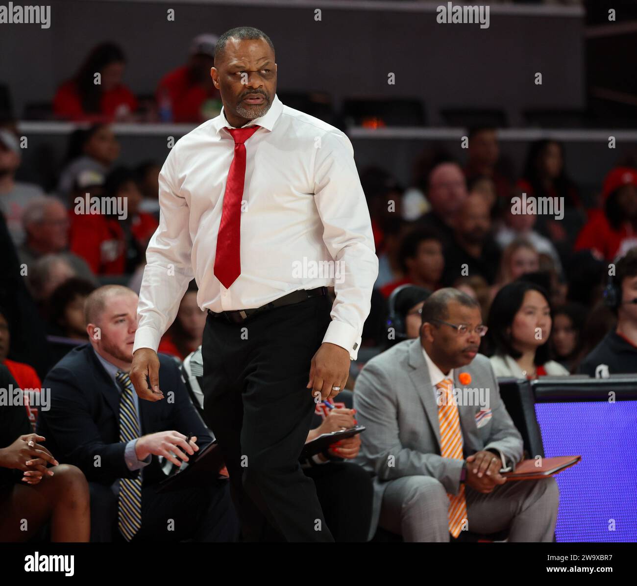 30 décembre 2023 : Ronald Hughey, entraîneur-chef de Houston, joue lors ...