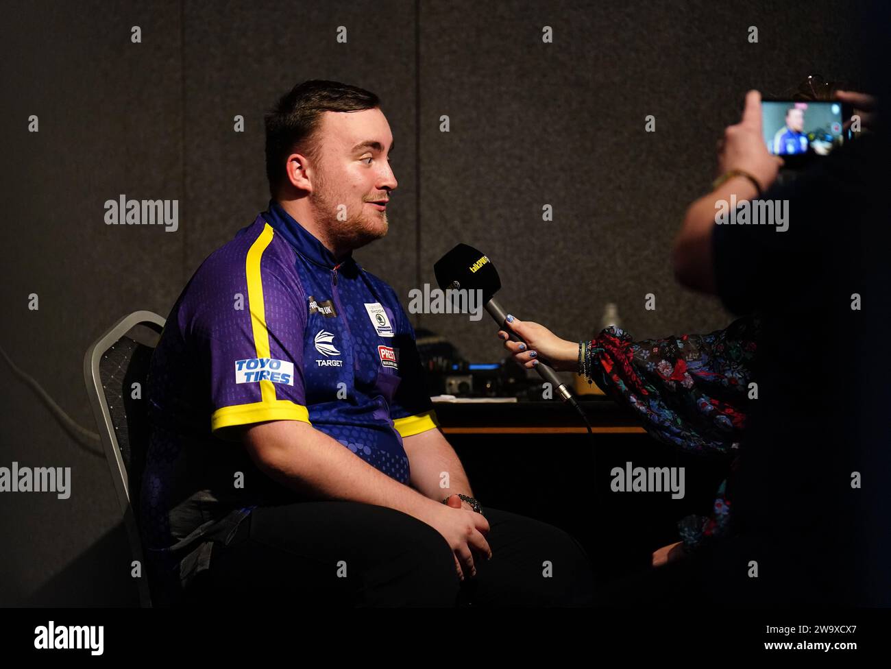 Luke Littler parle aux médias après son match contre Raymond van ...