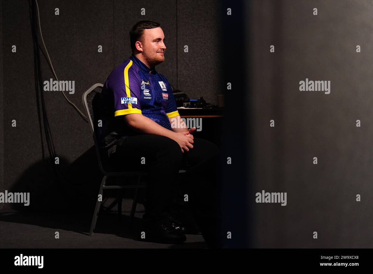 Luke Littler parle aux médias après son match contre Raymond van ...