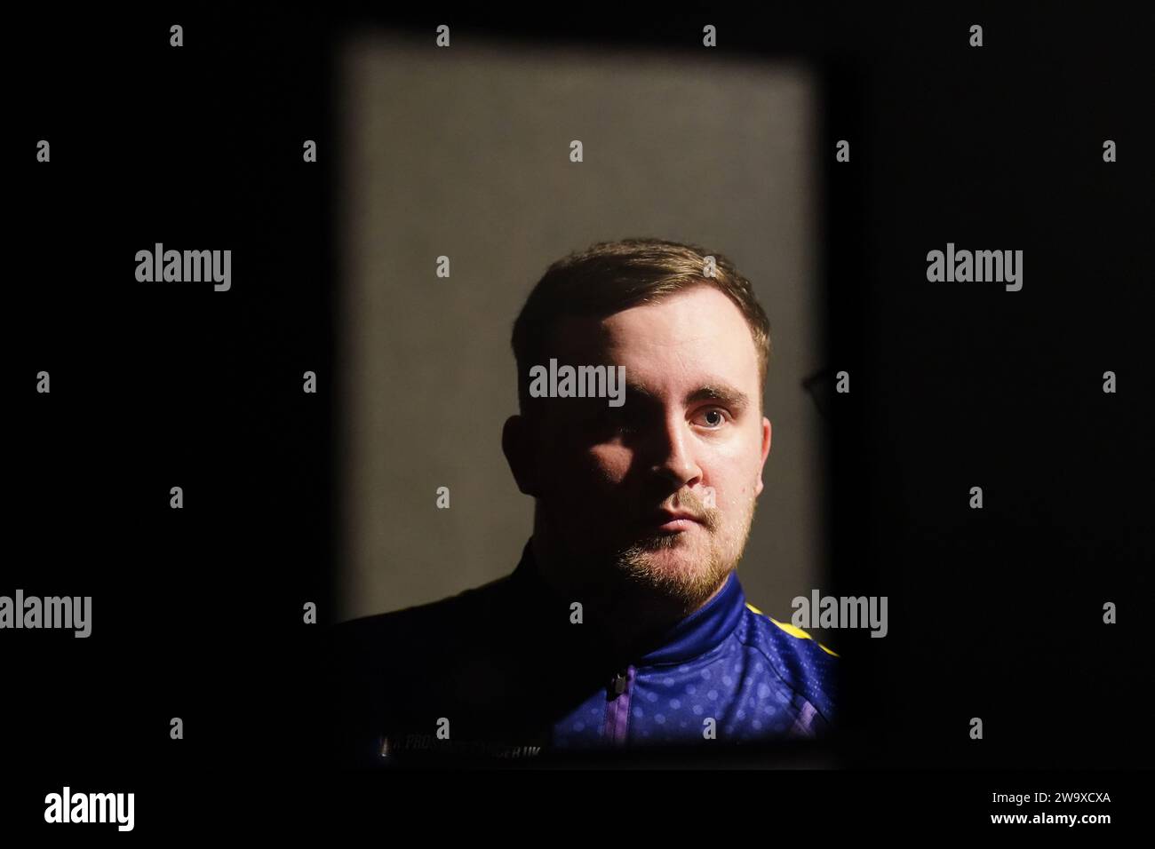 Luke Littler parle aux médias après son match contre Raymond van ...