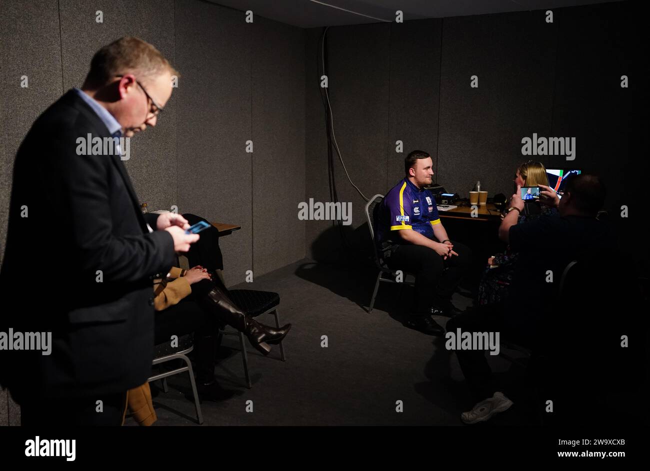 Luke Littler parle aux médias après son match contre Raymond van ...