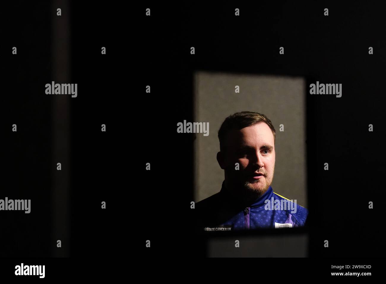 Luke Littler parle aux médias après son match contre Raymond van ...