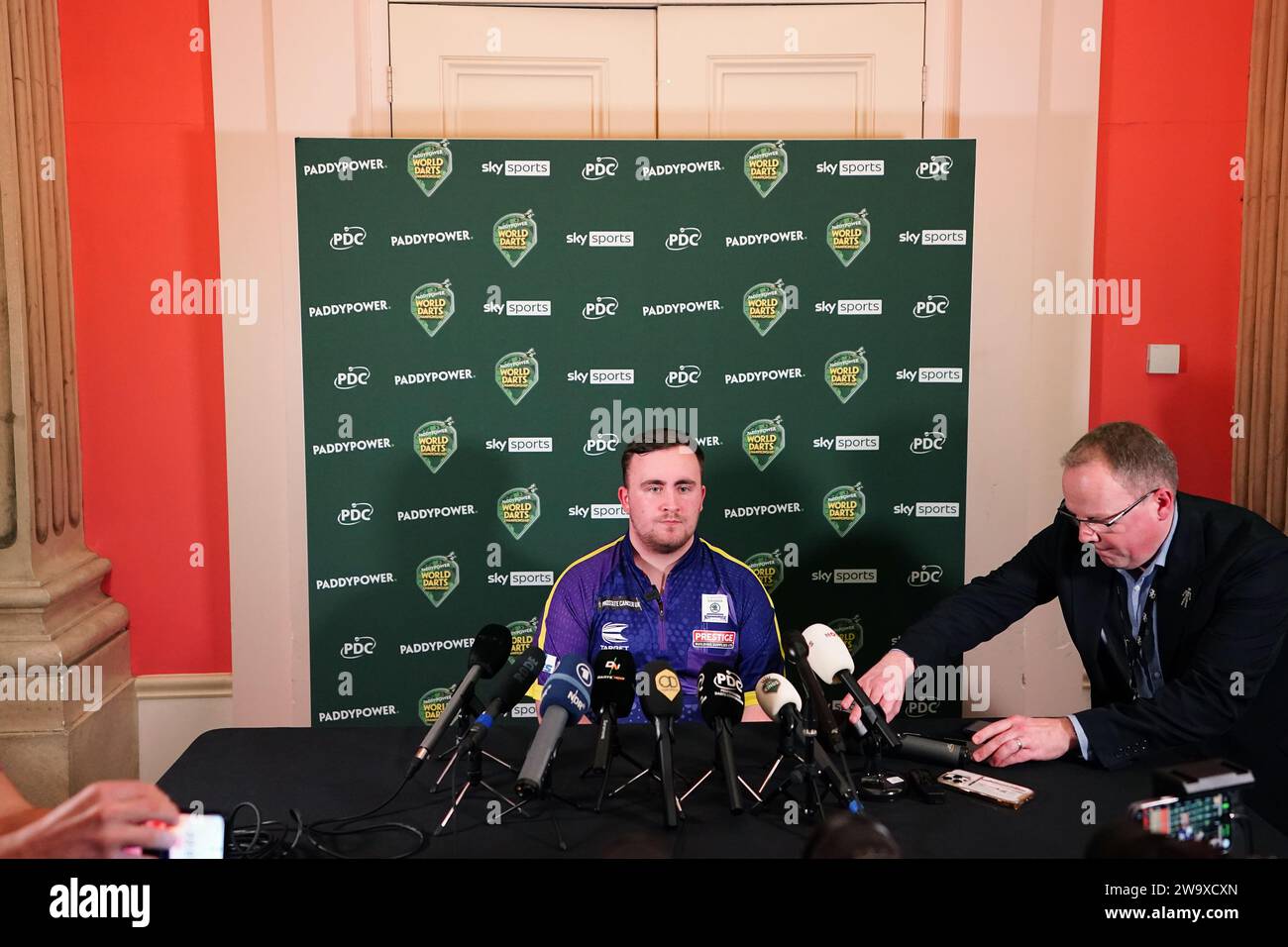 Luke Littler parle aux médias après son match contre Raymond van ...