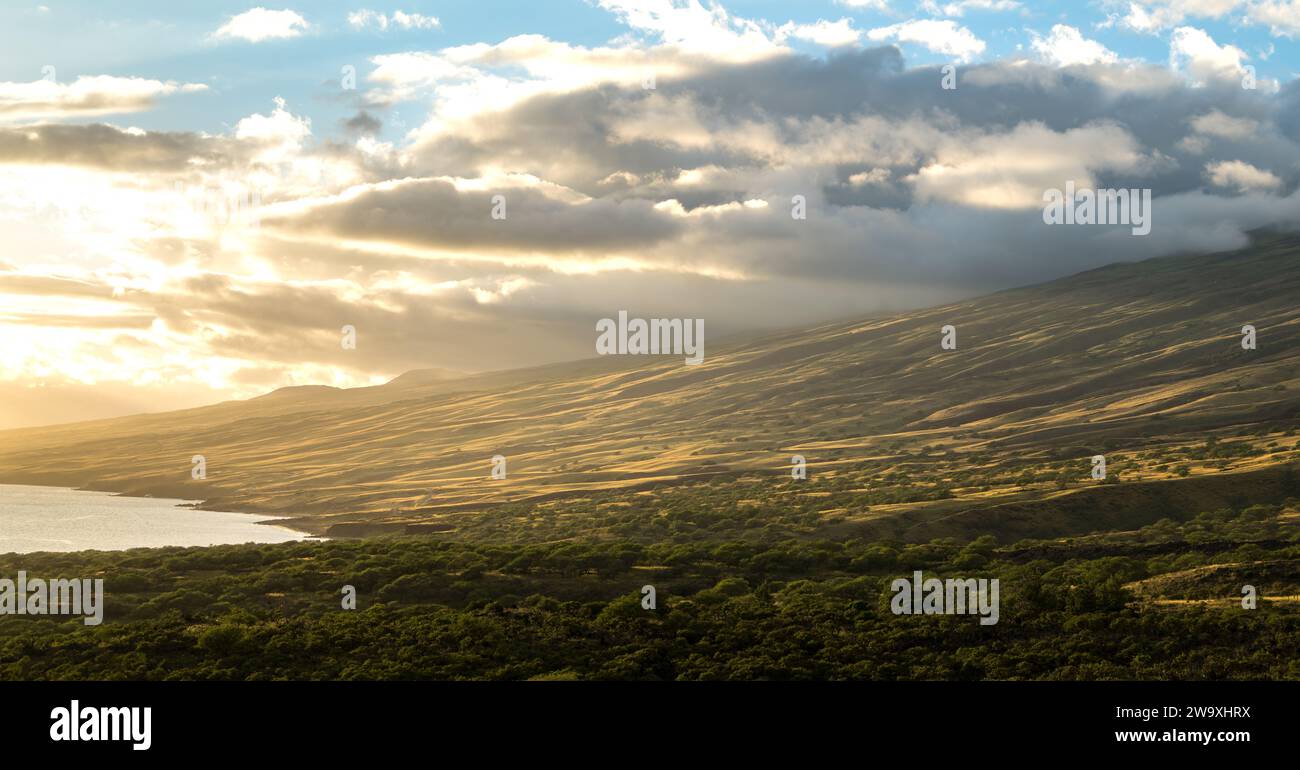 Les derniers rayons d'un coucher de soleil à Maui baignent le paysage ...