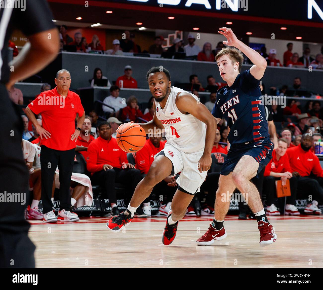 30 décembre 2023 : l'entraîneur-chef de Houston Kelvin Sampson (à ...