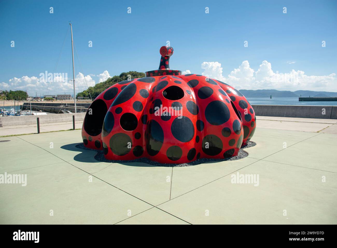 L'œuvre de citrouille rouge géante de Yayoi Kusama dans le port de ...