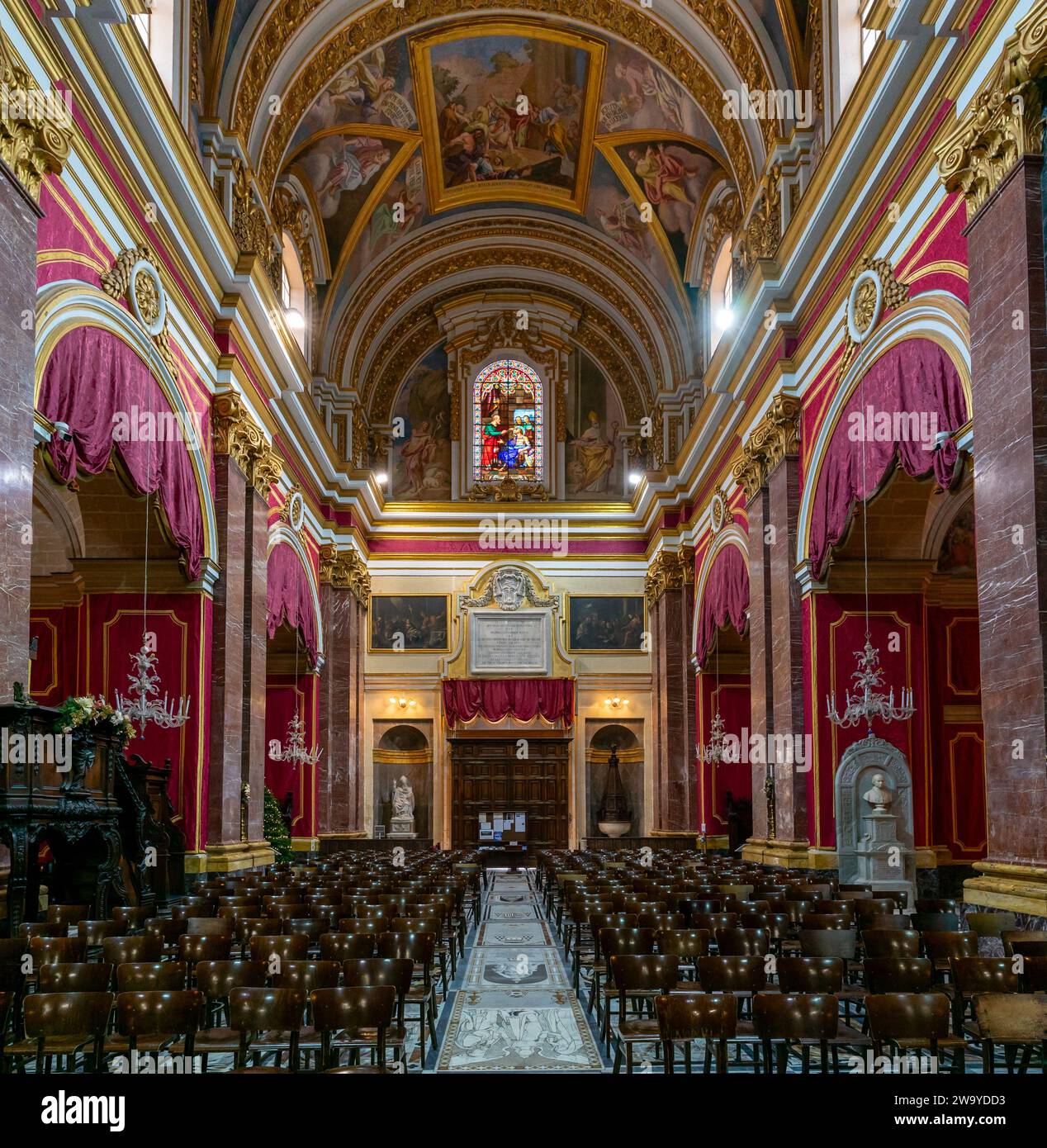 Mdina, Malte - 22 décembre 2023 : vue de la nef centrale dans la cathédrale métropolitaine de St ...