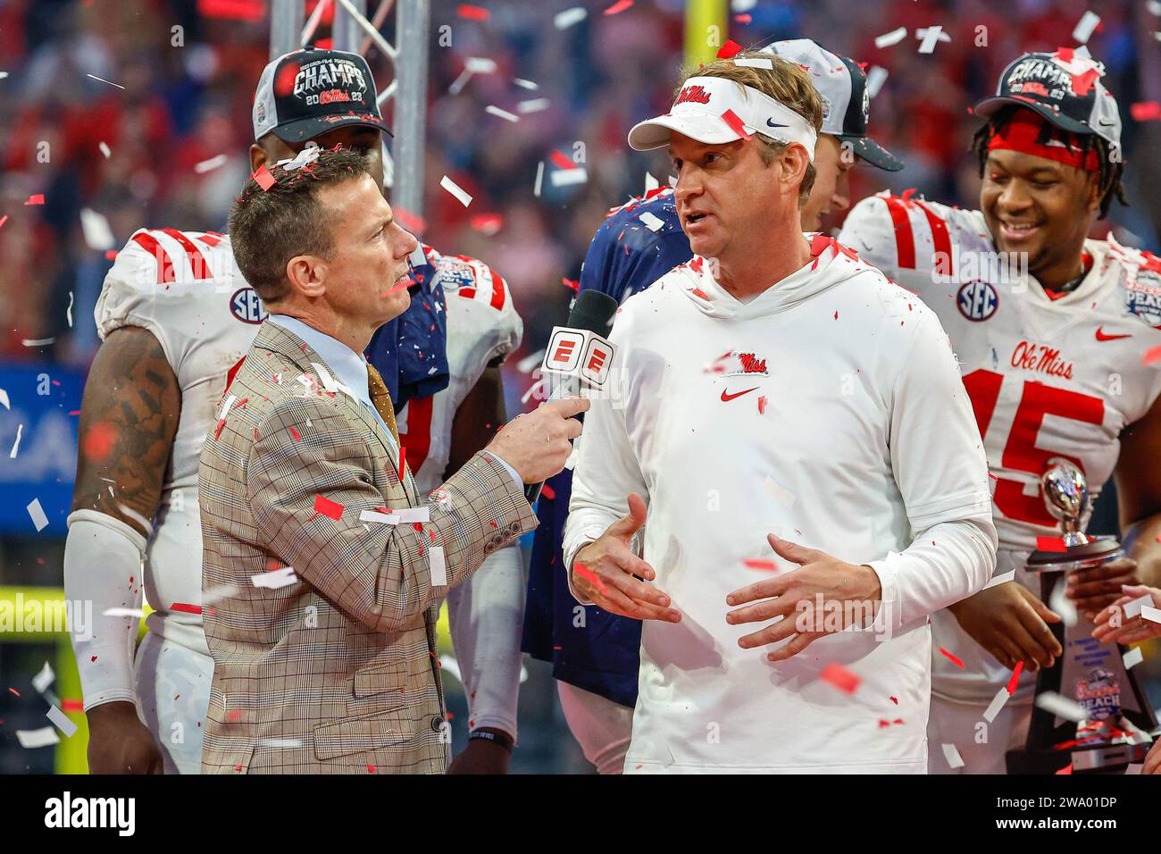 30 décembre 2023 : l'entraîneur-chef d'Ole Miss, Lane Kiffin, hisse le ...