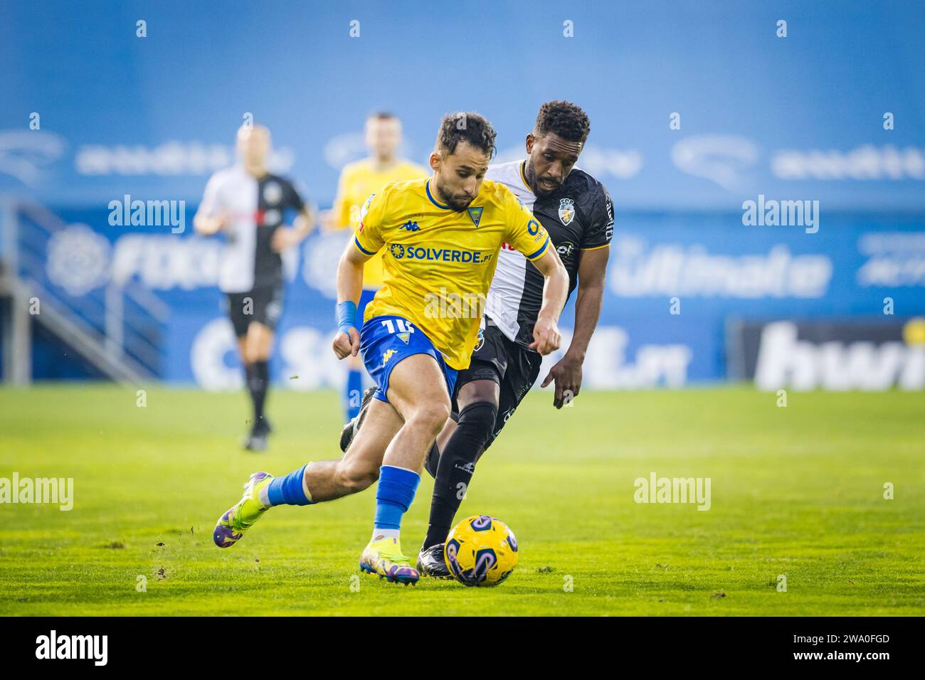 Rafik Guitane d'Estoril Praia (à gauche) et Fabricio Isidoro du SC ...