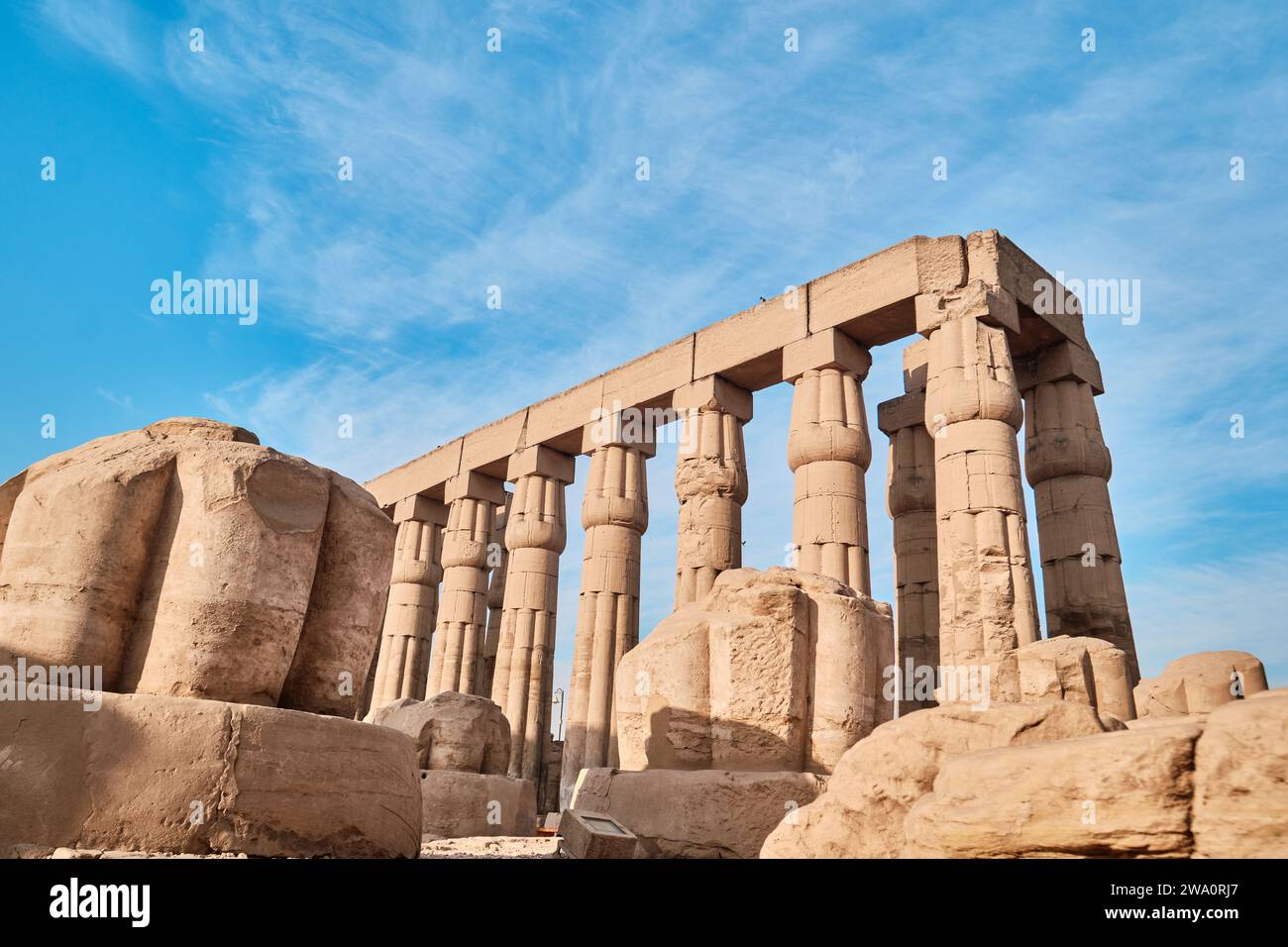 Louxor, Egypte - décembre 26 2023 : colonnes du temple de Louxor, un ...