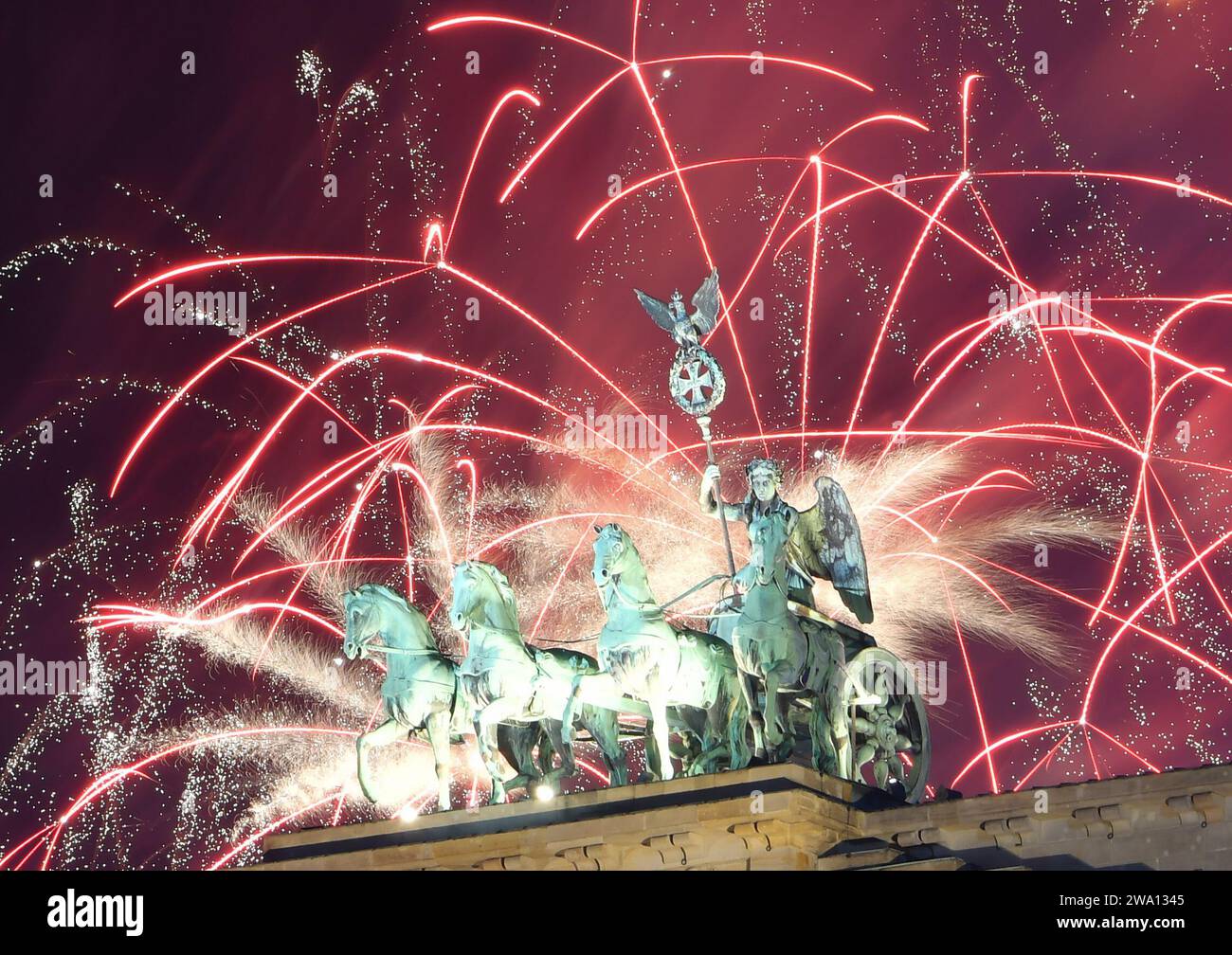 Berlin, Allemagne. 31 décembre 2023. Des feux d'artifice sont vus lors d'une célébration du ...