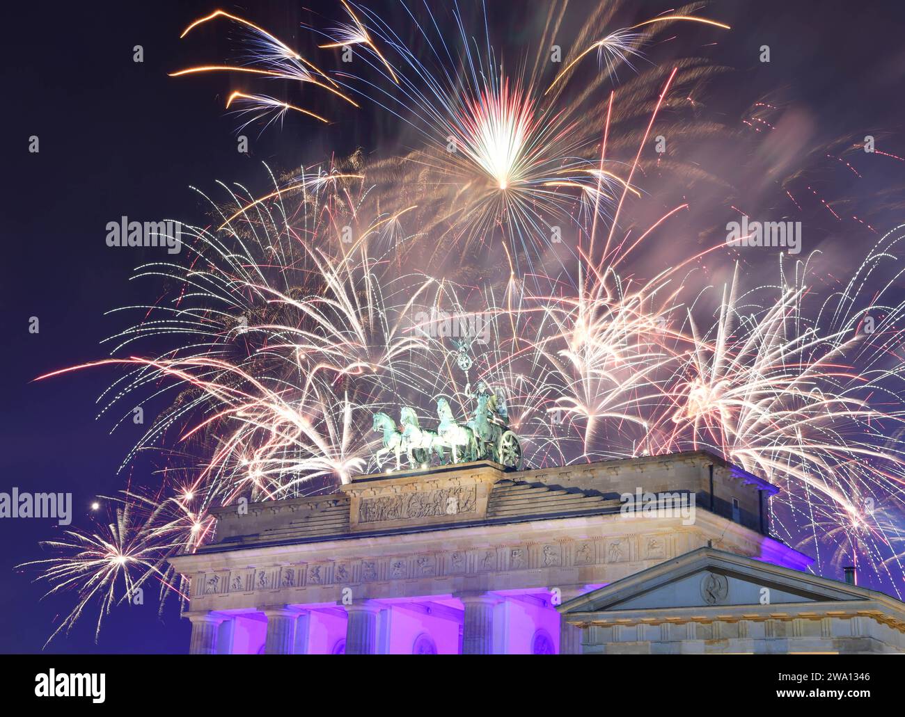 Berlin, Allemagne. 1 janvier 2024. Des feux d'artifice sont vus lors d ...