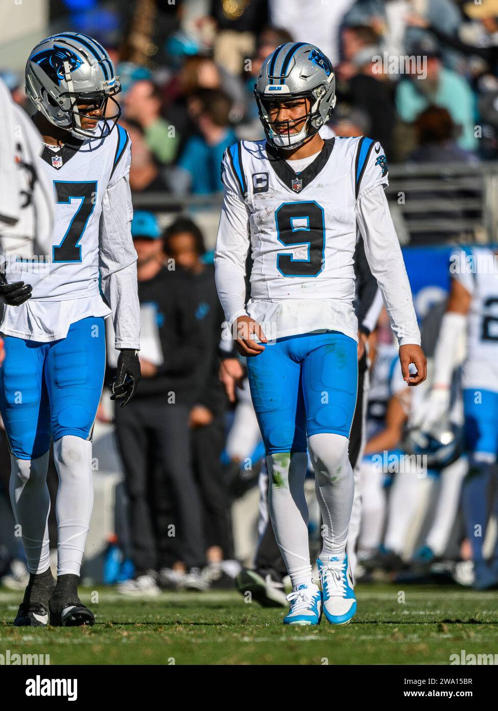 31 décembre 2023 : DJ Chark Jr. (17) et le quarterback Bryce Young (9 ...