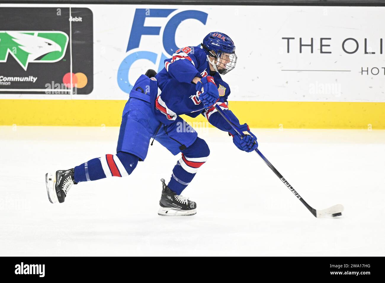Kristian Epperson (18 ans) porte la rondelle sur la glace lors d'un ...