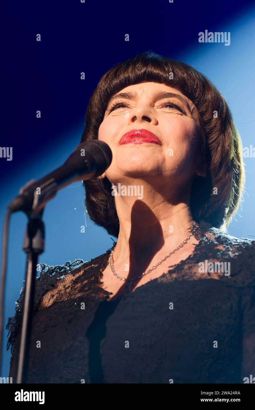 La chanteuse française Mireille Mathieu en concert au Cirque Royal | la ...