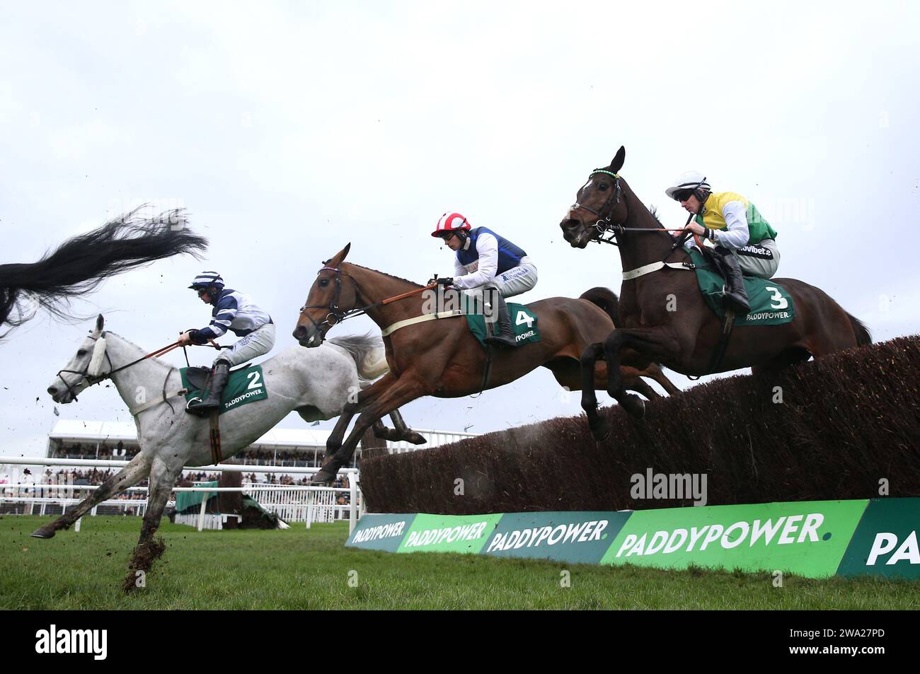 Vainqueur final Shakem Up'Arry monté par Ben Jones (au centre) en ...