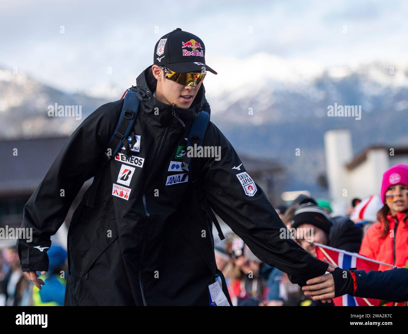 Ryoyu Kobayashi (Japon) klatscht mit den fans ab, GER, Neujahrsspringen ...