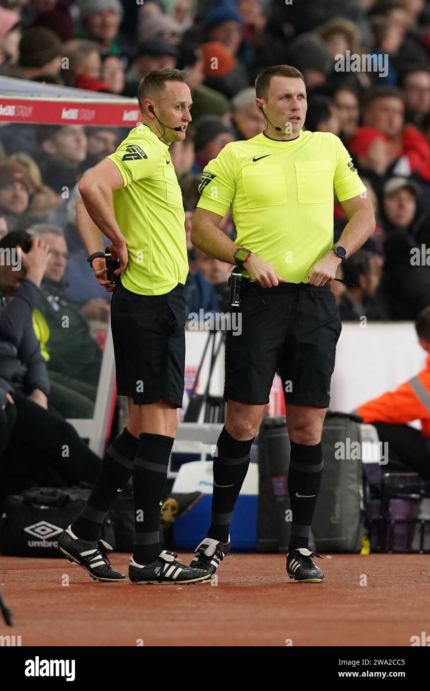 L'arbitre James Bell (à gauche) est remplacé par Thomas Bramall lors du ...