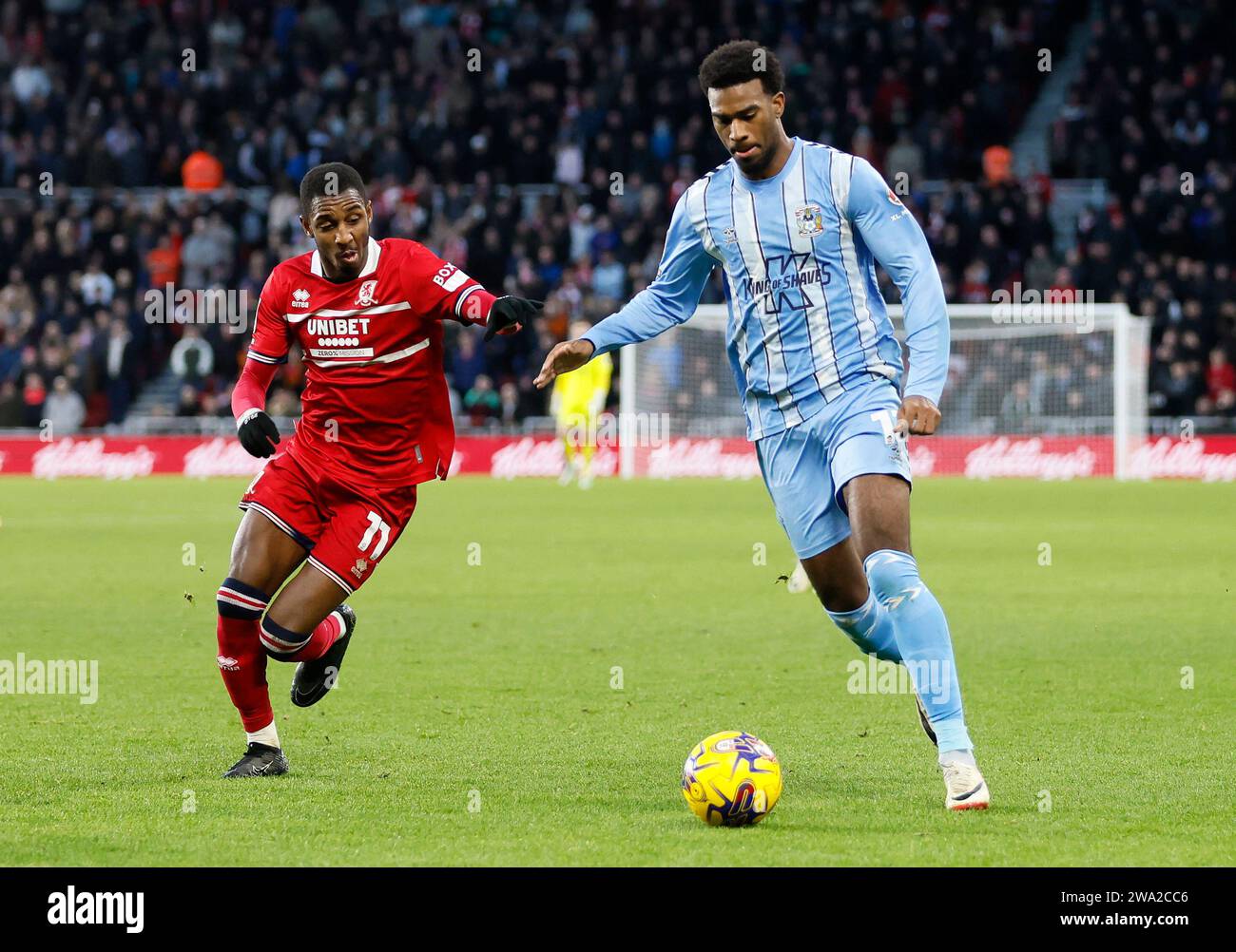 Isaiah Jones de Middlesbrough (à gauche) et Haji Wright de Coventry ...