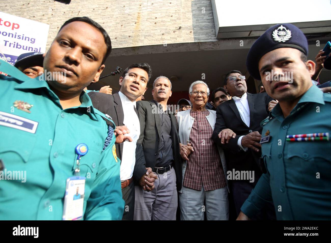 Dhaka, Bangladesh. 01 janvier 2024. Muhammad Yunus (C), lauréat du prix ...
