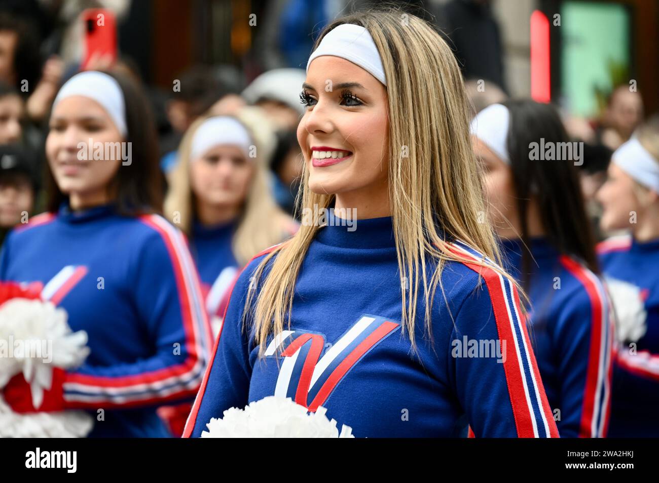 Londres, Royaume-Uni. Varsity Cheerleaders. Les foules se sont ...