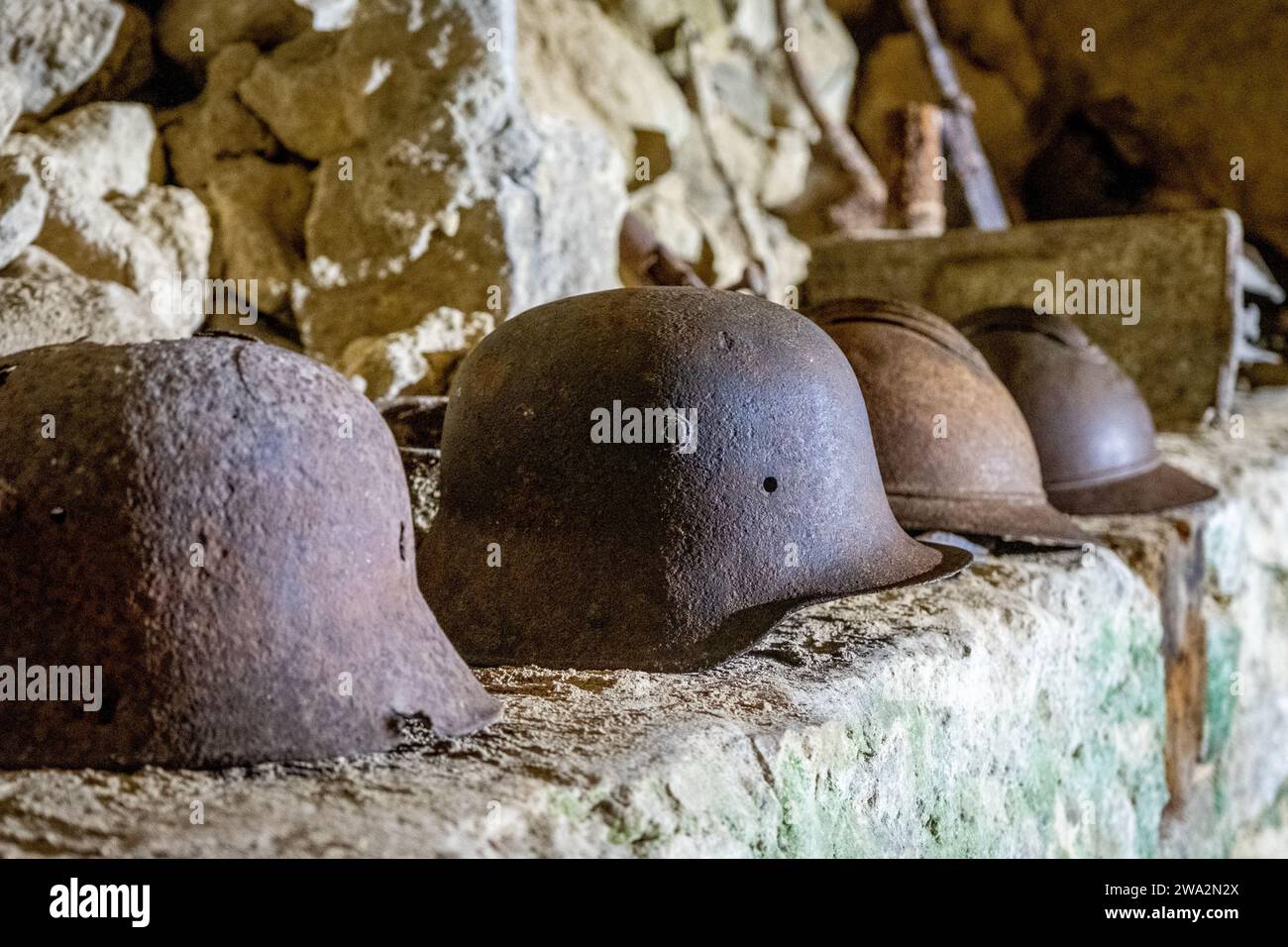 La caverne du Dragon, une carrière souterraine sur la crête du chemin ...