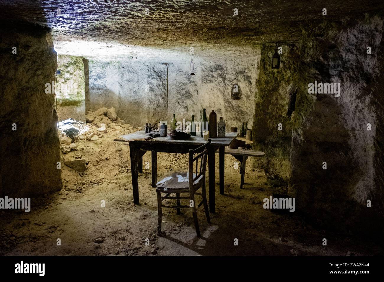 La caverne du Dragon, une carrière souterraine sur la crête du chemin ...