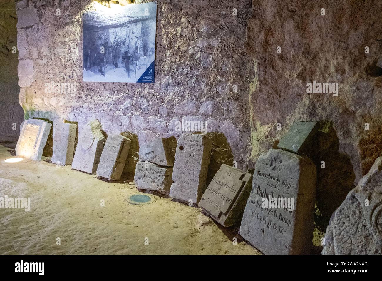 La caverne du Dragon, une carrière souterraine sur la crête du chemin ...