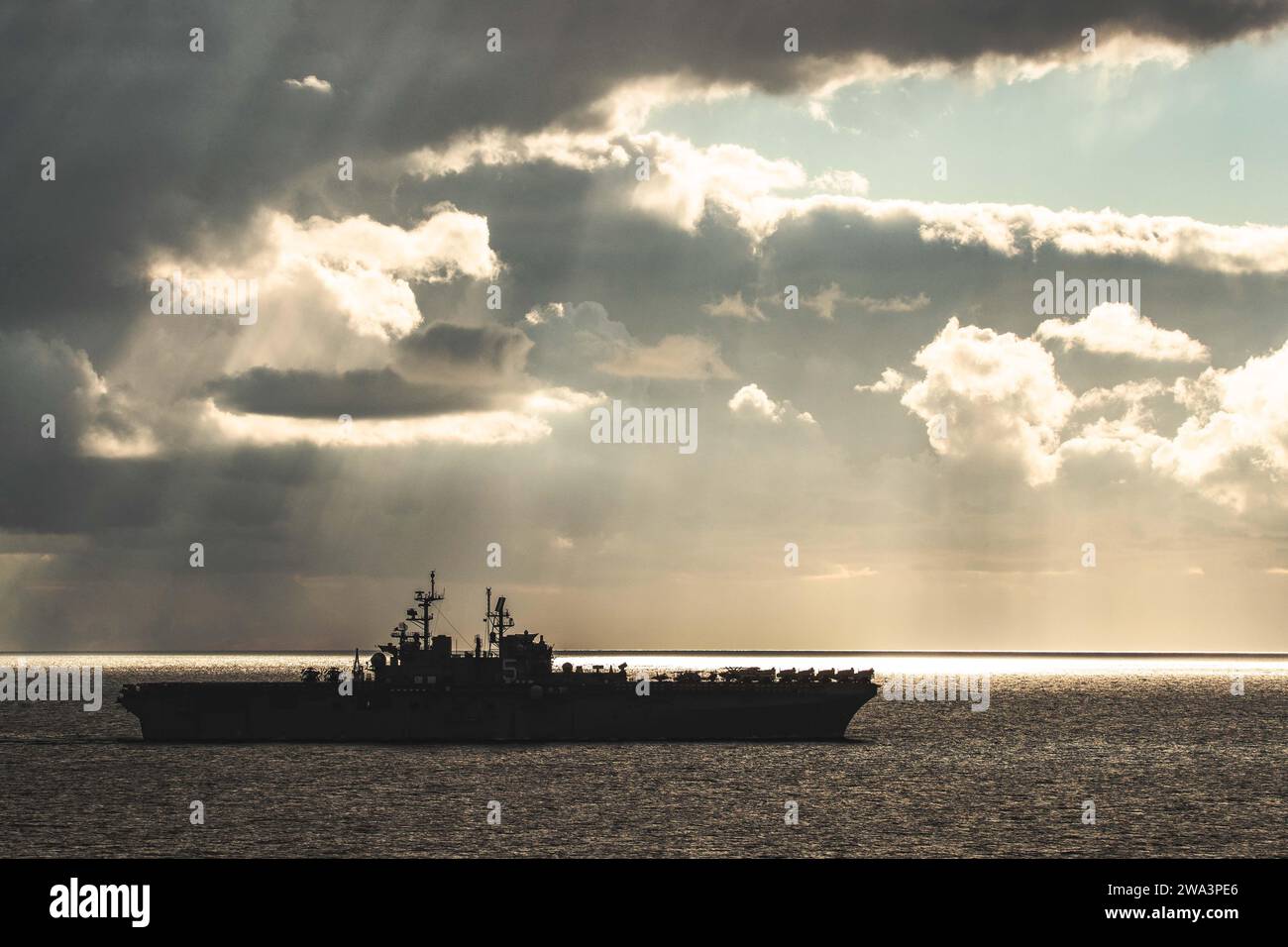 Le navire d'assaut amphibie de classe Wasp USS Bataan (LHD 5) navigue ...