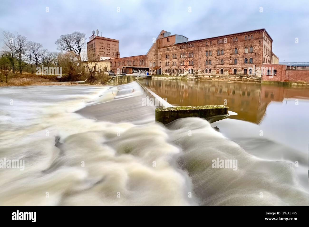 Inondation, routes fermées, protection contre les inondations ...