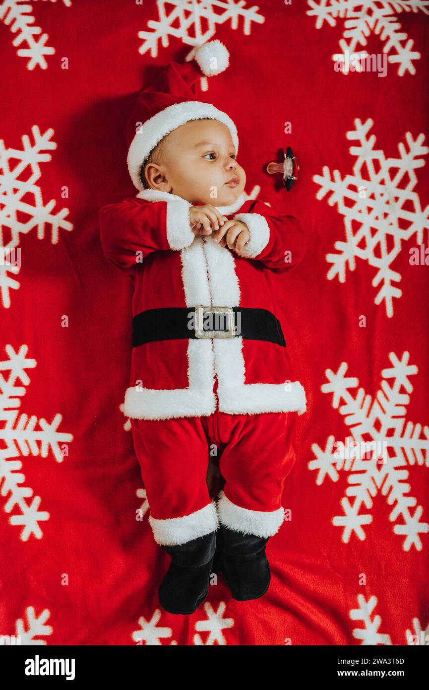 Portrait de Noël de bébé nouveau-né adorable portant la tenue du Père ...