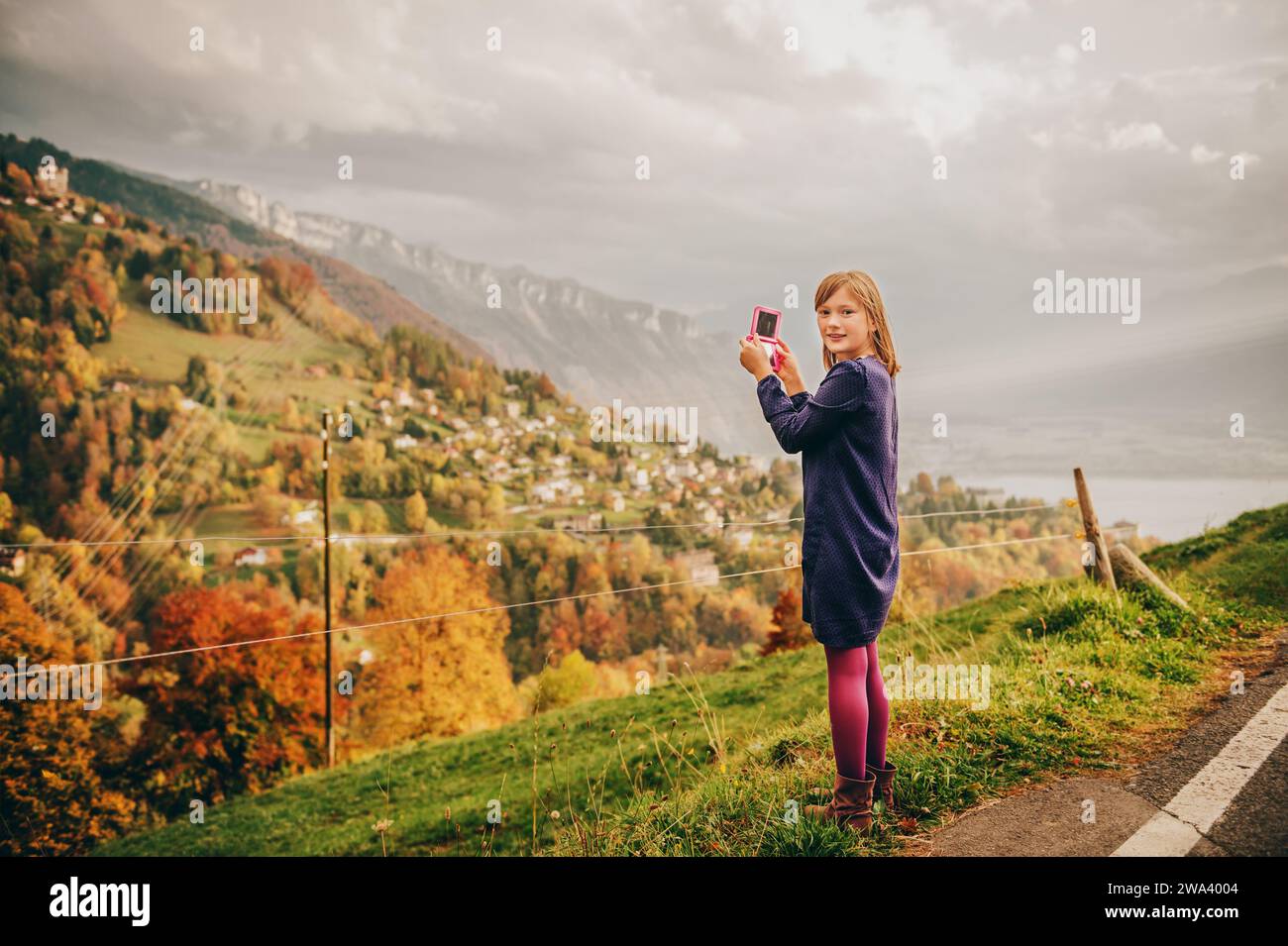 Mignonne petite fille prenant des photos de paysage de montagne ...