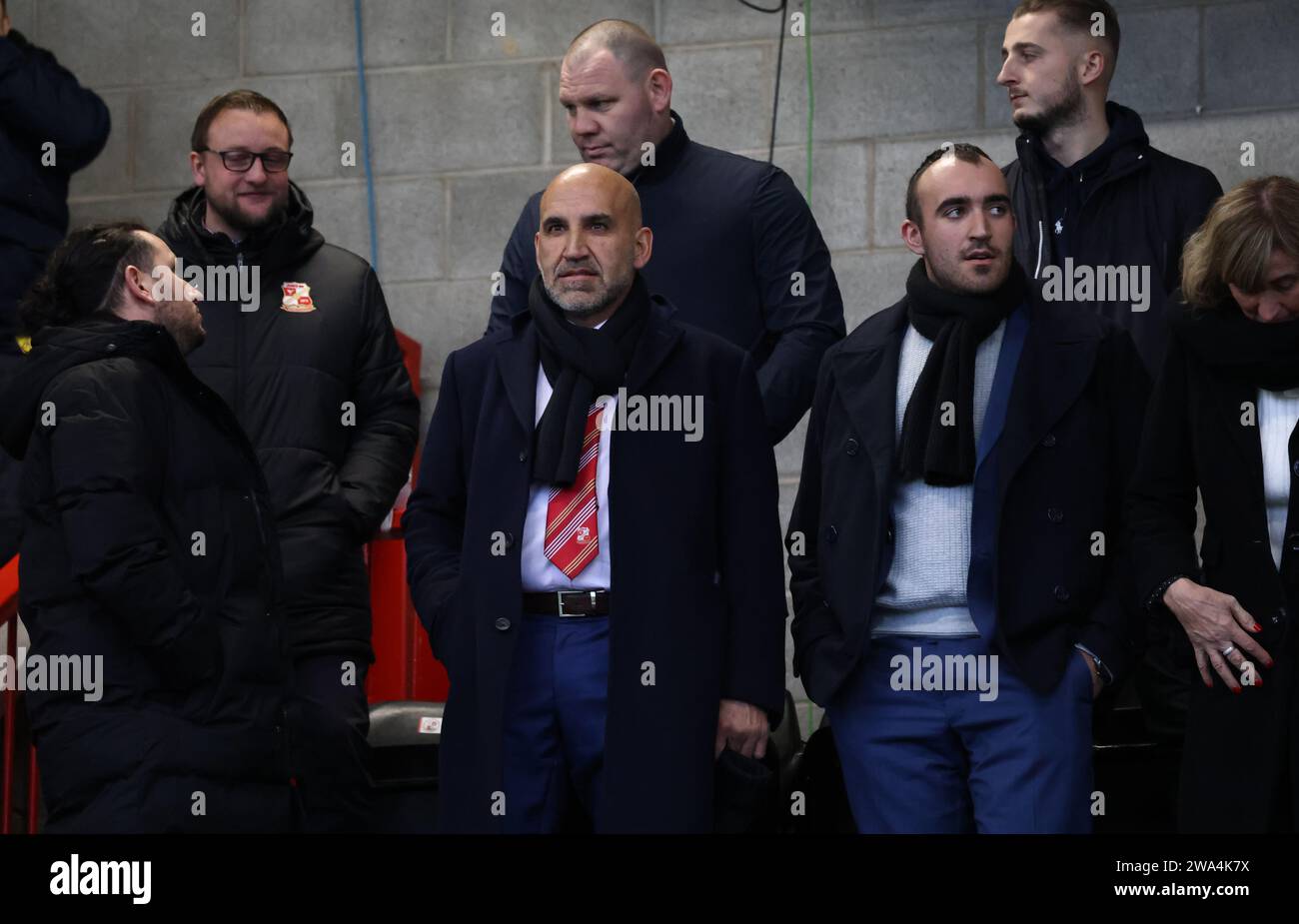 Le propriétaire du Swindon Town football Club, Clem Morfuni, observe ...