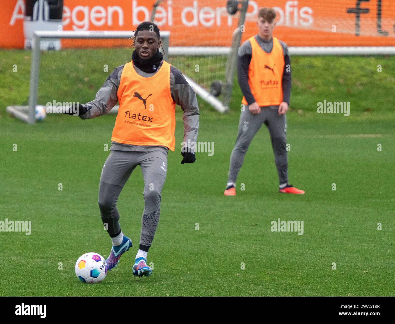 Kouadio Kone (Borussia Moenchengladbach, #17) Beim Pass. Dahinter Luca ...