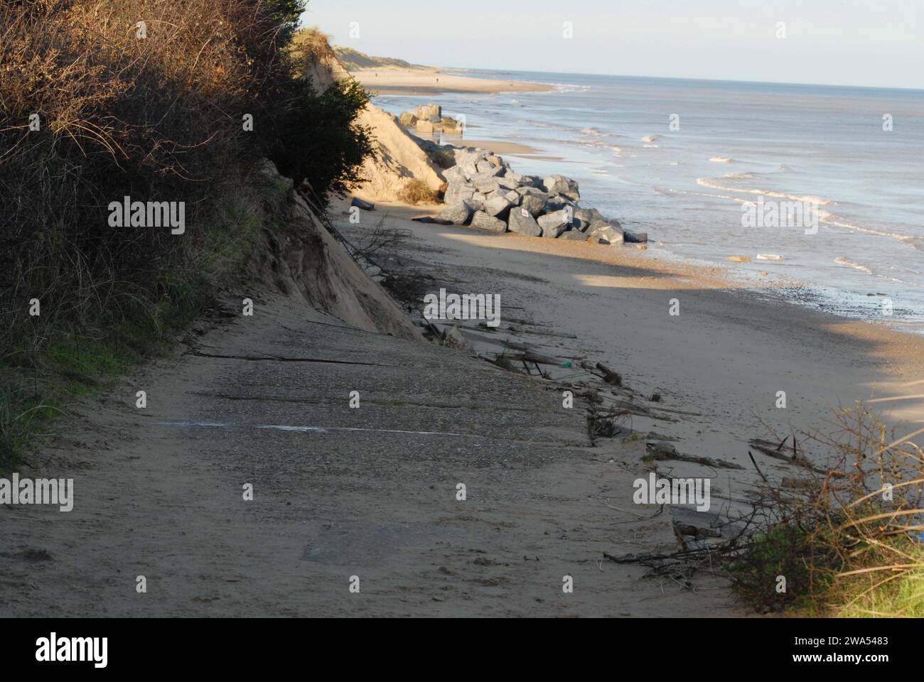 Vue du bord de la route d'accès sur les Marrams qui s'est effondrée en ...
