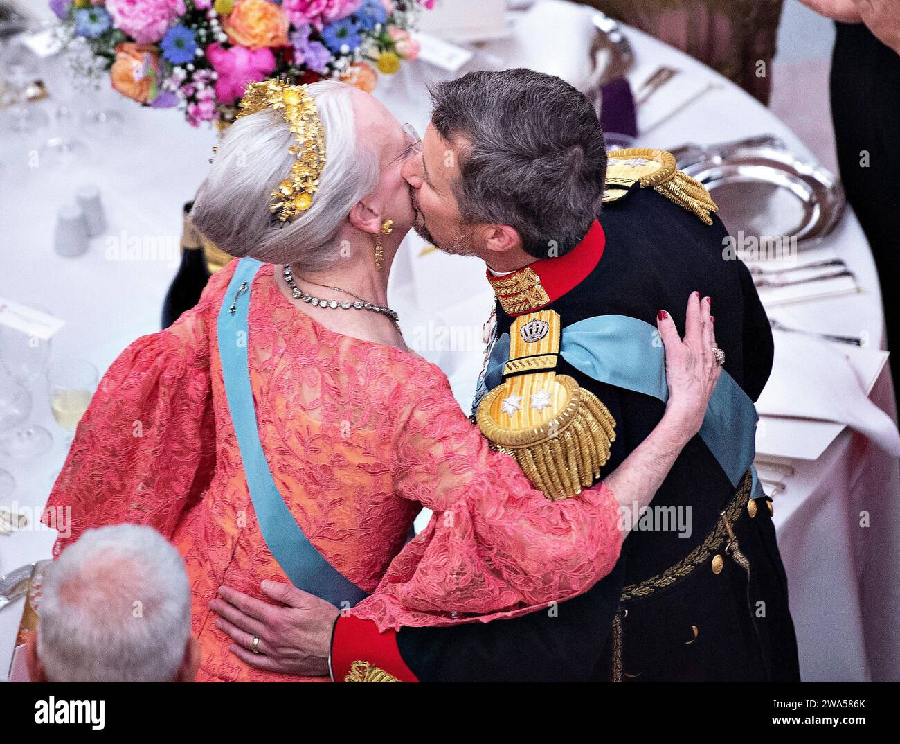 Dossier - la reine Margrethe et le prince héritier Frederik après le discours de la reine lors ...