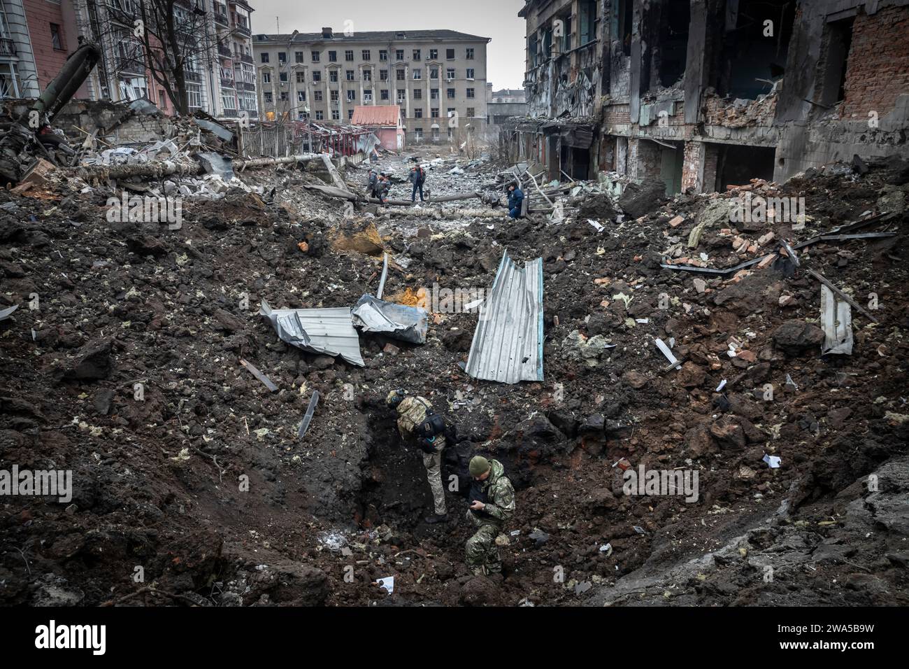 Un cratère causé par une attaque de roquettes sur la ville, plusieurs ...