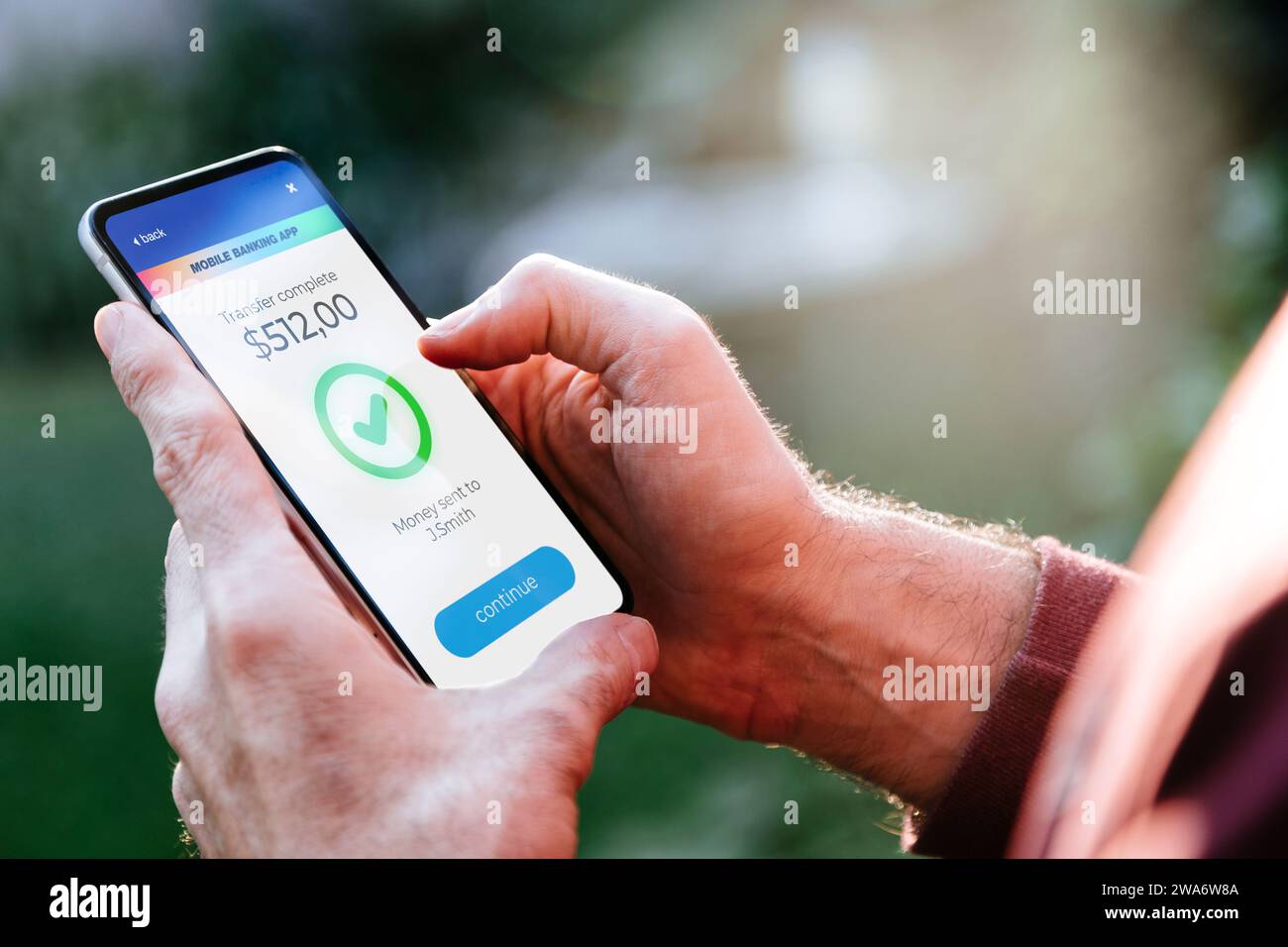 Homme faisant des transferts d'argent en ligne en utilisant des ...