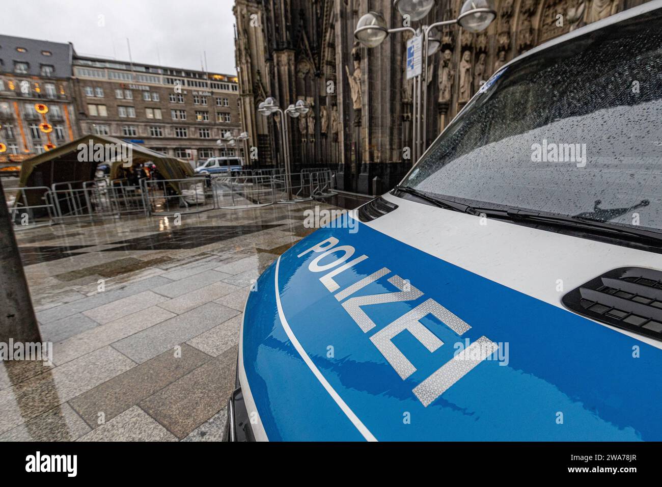 Die Kölner Polizei Hat auch im neuen Jahr die Sicherheitsmaßnahmen rund ...
